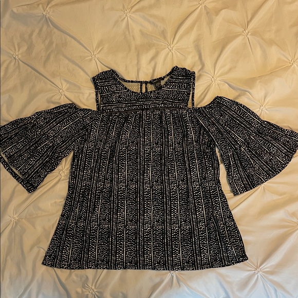 Robert Louis | Tops | Robert Louis Monochrome Patterned Top | Poshmark
